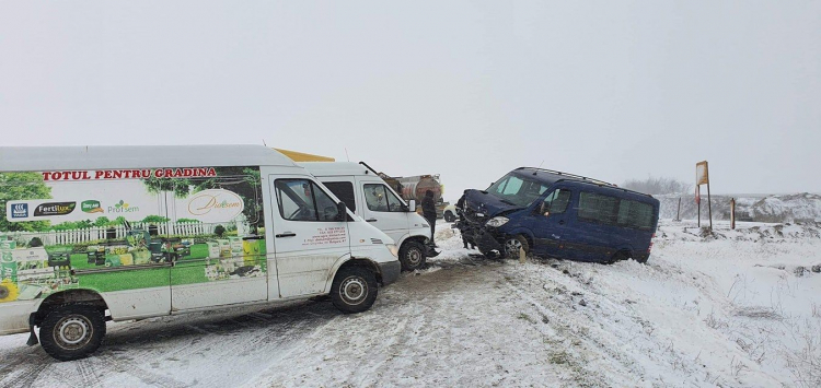 La Comrat, ca la Polul Nord: ninge si viscoleste cu putere. Pe drum ...