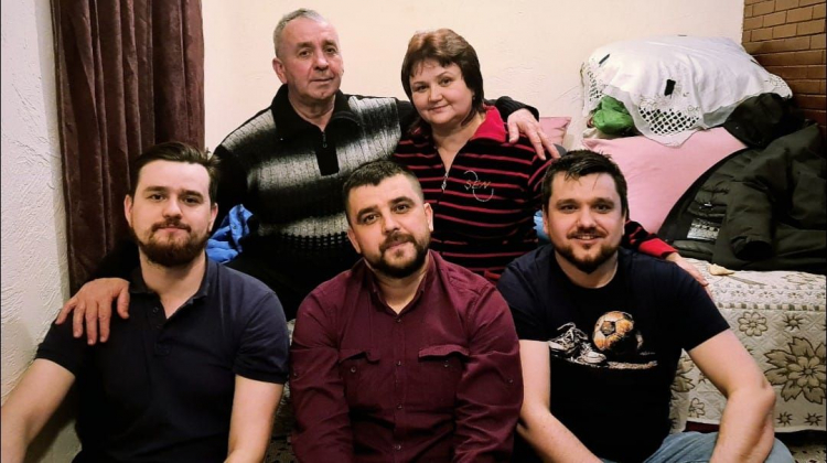 Patru barbati si o floare! Cum a pozat Anatolie Melnic alaturi de ... Patru barbati si o floare! Cum a pozat Anatolie Melnic alaturi de ...