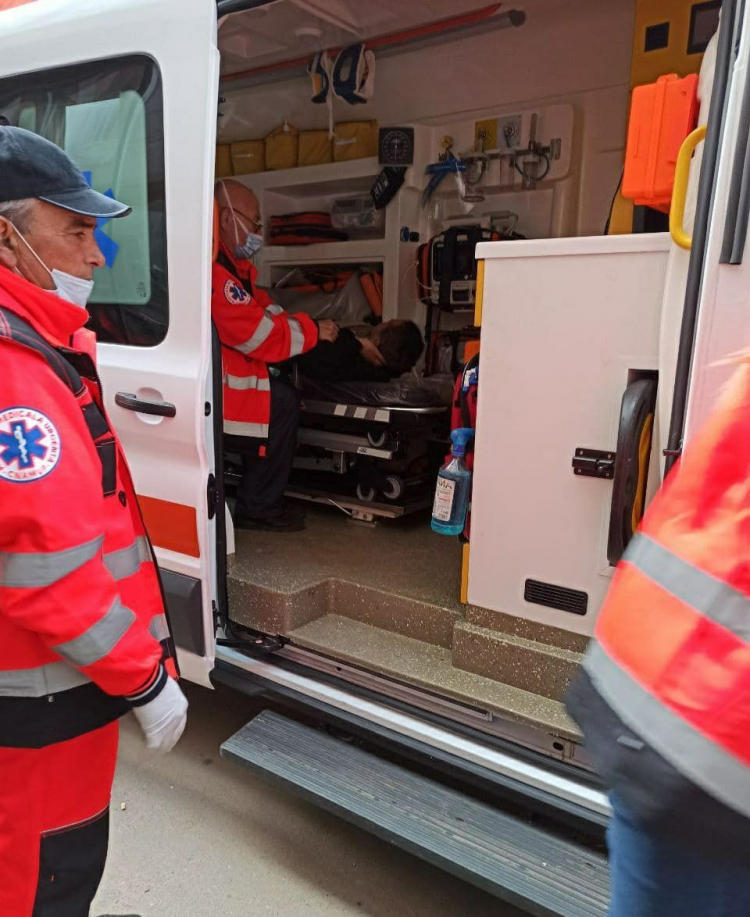 Un barbat aflat in stare de inconstienta pe o strada din capitala ... Un barbat aflat in stare de inconstienta pe o strada din capitala ...