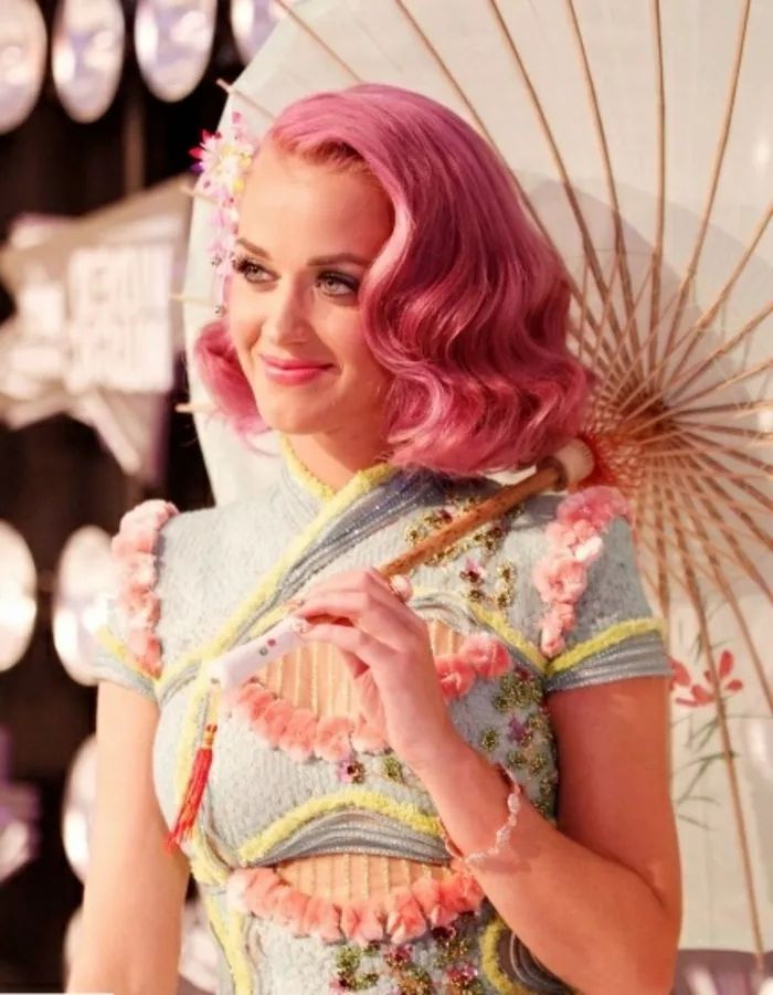 Incercarea vina n-are! Vedetele care si-au vopsit parul roz la un ...