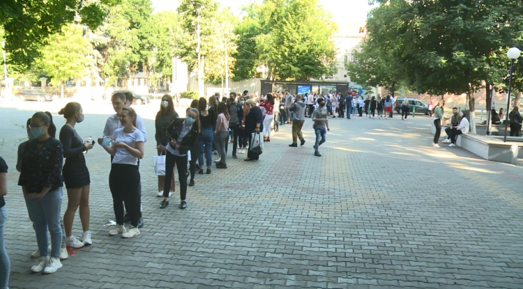 Bacalaureat 2021. Absolventii de licee sustin astazi examenul la limba ... Bacalaureat 2021. Absolventii de licee sustin astazi examenul la limba ...