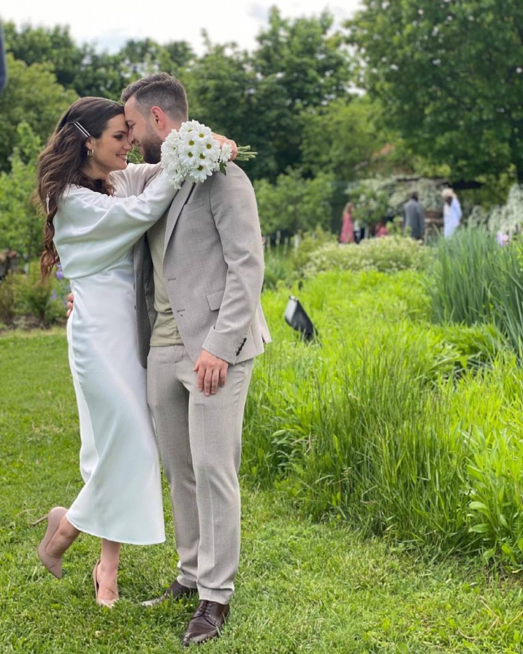 Nici la nunta sa n-a lasat microfonul din mana! Valeria Pasa a imbracat rochia de mireasa ...