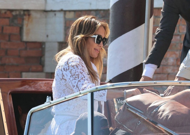 Imbratisari fierbinti imediat cum au ajuns la hotel! Jennifer Lopez si ...