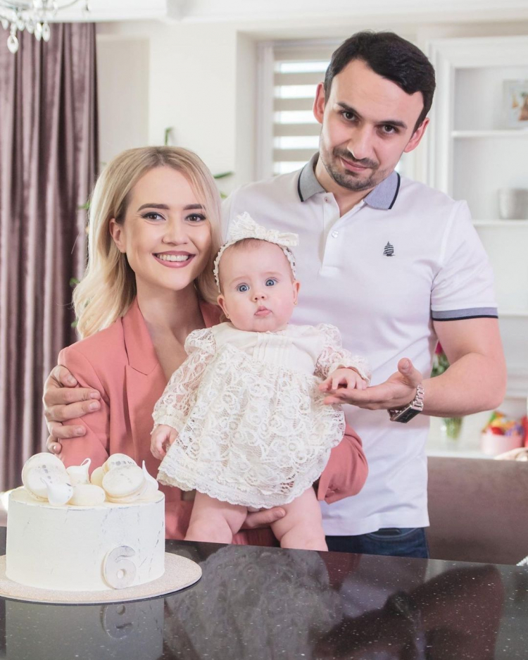 Tatiana Nastas, la plaja cu sotul si fetita sa. „Unde-s multi puterea ...