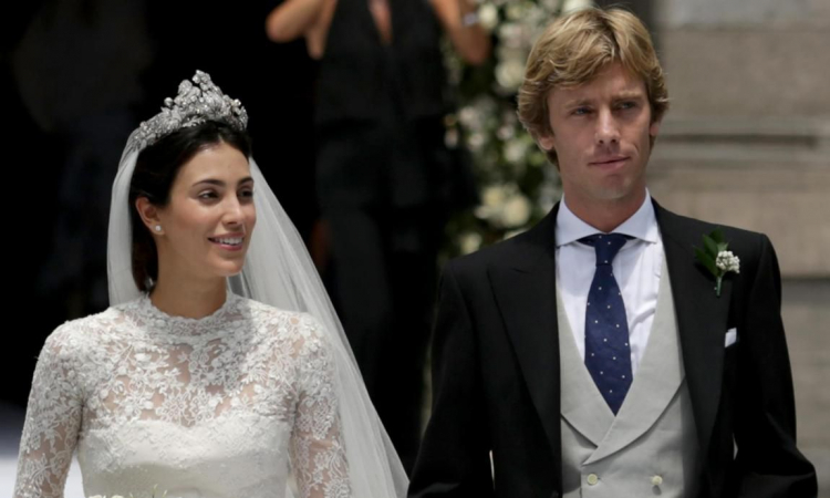 De la om de rand la palat. 12 femei care au devenit regine si printese ...