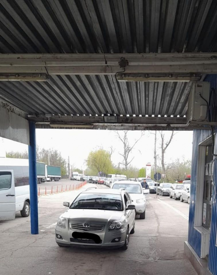 Modovenii se intorc acasa. Zeci de masini asteapta in rand pentru a ...