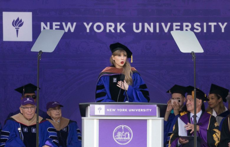 Dr. Taylor Swift. Vedeta a primit o diploma onorifica din partea ...