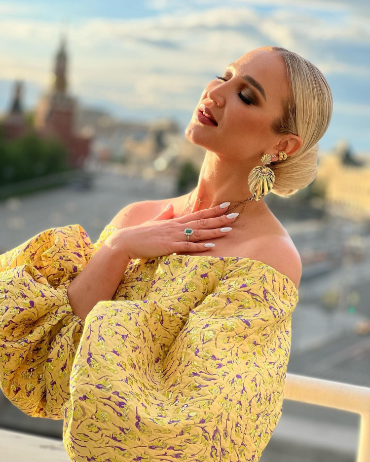 In sfarsit! Olga Buzova a primit o cerere in casatorie de la un blond ...