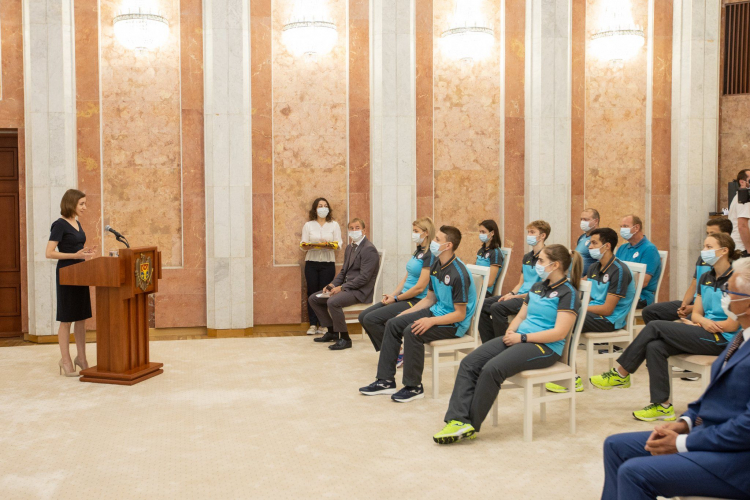 Presedintele tarii a inmanat Drapelul de Stat al Moldovei echipei de ...