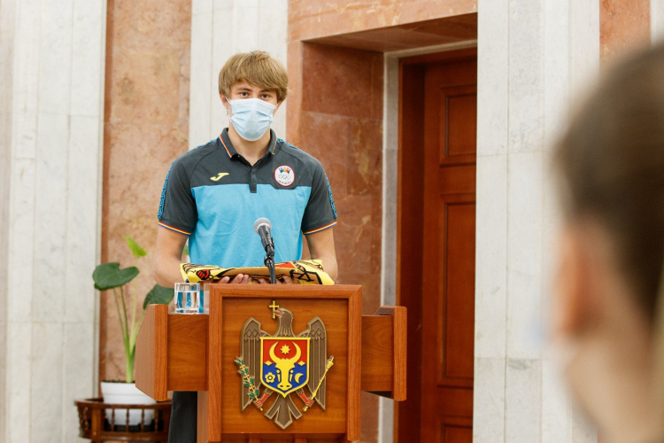 Presedintele tarii a inmanat Drapelul de Stat al Moldovei echipei de ...