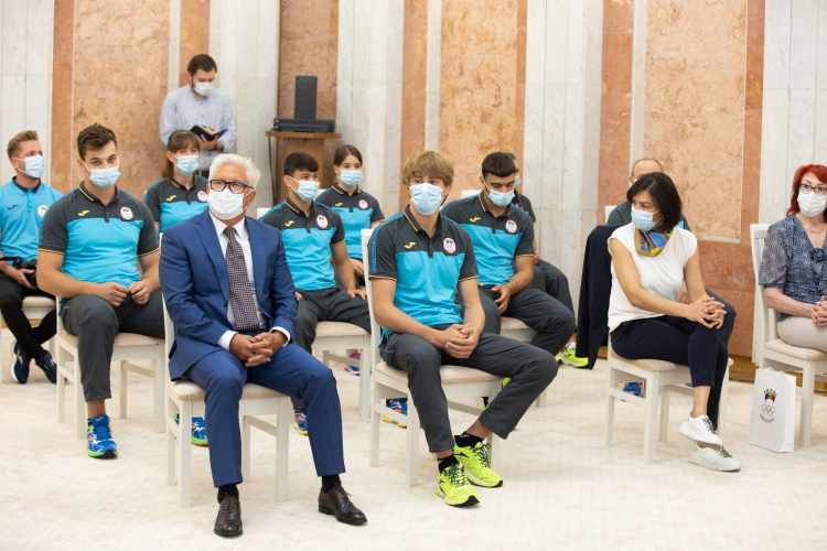 Presedintele tarii a inmanat Drapelul de Stat al Moldovei echipei de ...