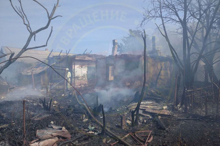 Incendiu puternic la Slobozia. Au luat foc mai multe case de locuit ...