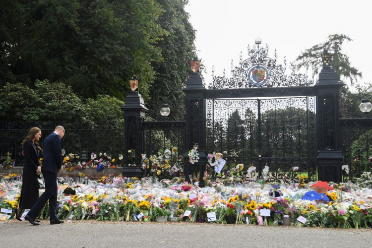 Kate Middleton, gest adorabil pentru o fetita care i-a adus reginei un ...