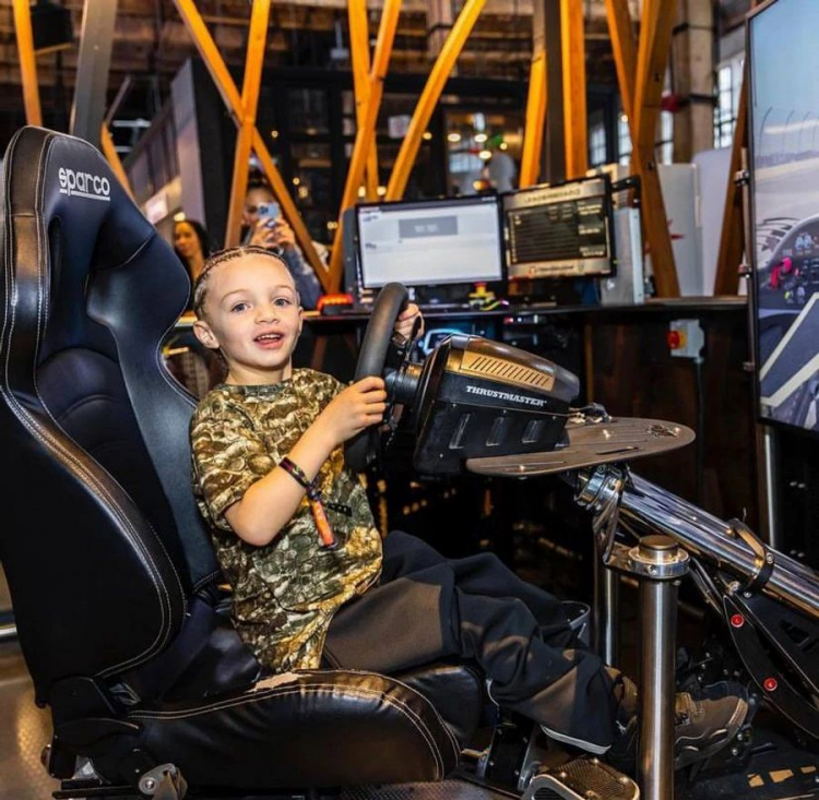 Drake a publicat o fotografie rara cu fiul sau. Vezi cat de mult ...