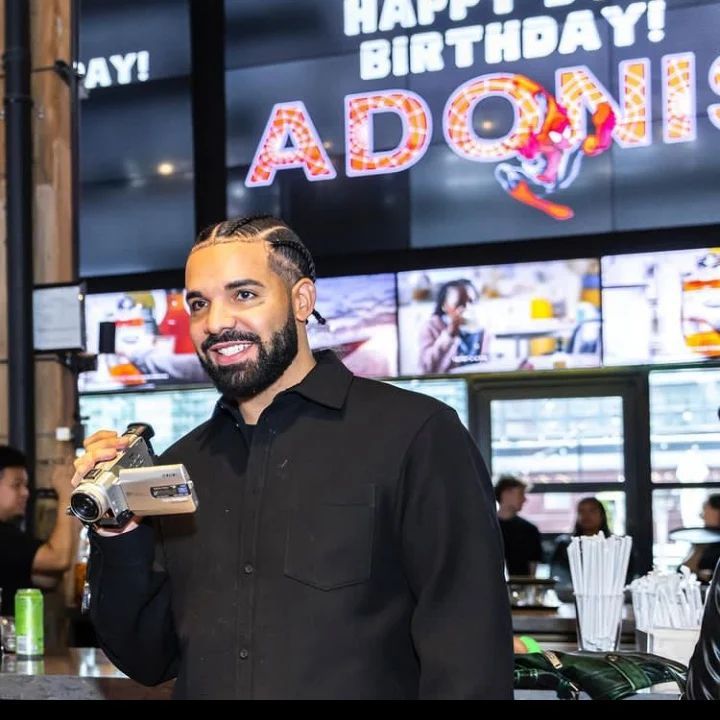 Drake a publicat o fotografie rara cu fiul sau. Vezi cat de mult ...