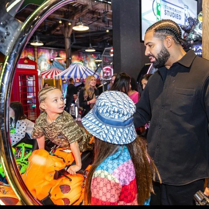 Drake a publicat o fotografie rara cu fiul sau. Vezi cat de mult ...