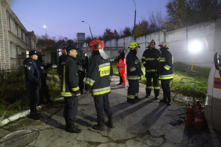 Peste 62 de pacienti s-au baricadat intr-o camera si au dat foc la ...