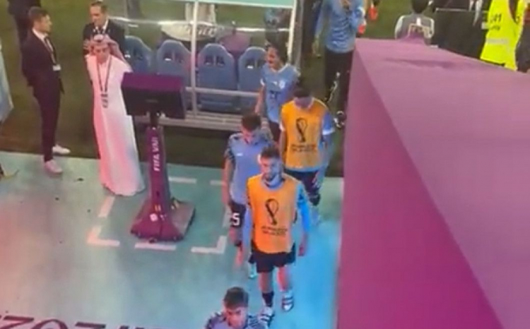 Edinson Cavani nu s-a mai putut abtine cand a avut monitorul VAR in ...