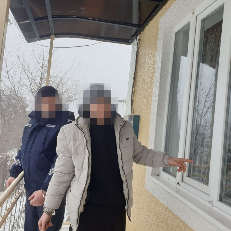 Un barbat - retinut, dupa ce ar fi furat bani, dar si bijuterii din mai ...
