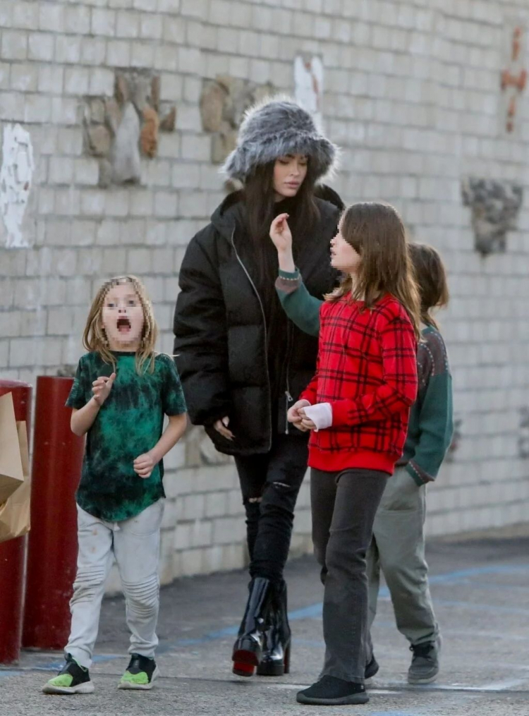 Megan Fox, aparitie rara alaturi de cei trei fii ai sai si logodnicul ...