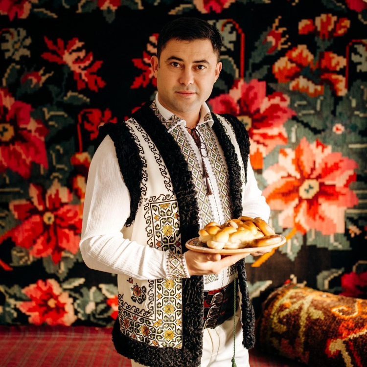 Este priceput nu doar la cantat, dar si la scris! Vasile Gasitoi va ...