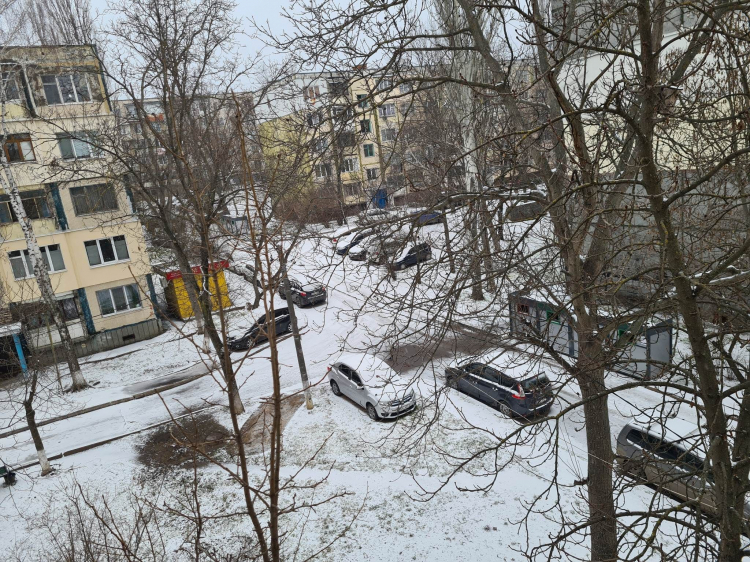 A venit iarna in Moldova. Fulgii au acoperit cu un strat subtire ...
