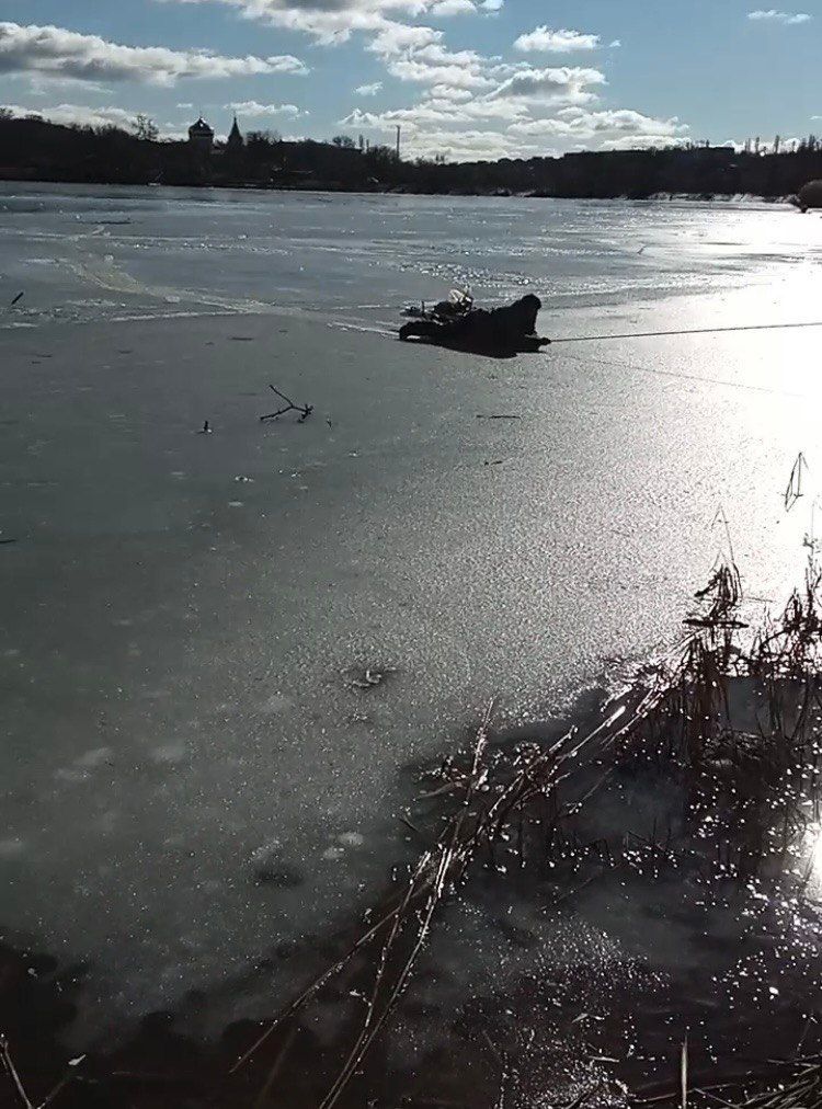 Doua persoane din Riscani - salvate de la inec, dupa ce s-au prabusit ...