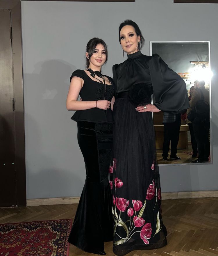 Detalii din culise! Vezi cine o ajuta pe interpreta Anisoara Puica la ...