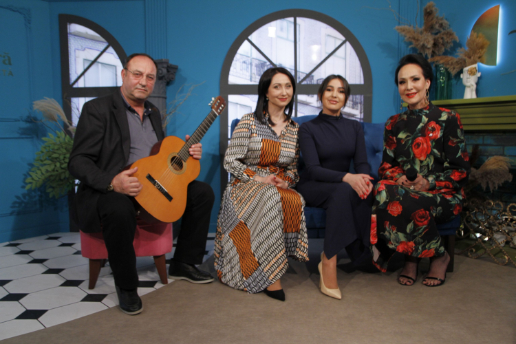 Detalii din culise! Vezi cine o ajuta pe interpreta Anisoara Puica la ...