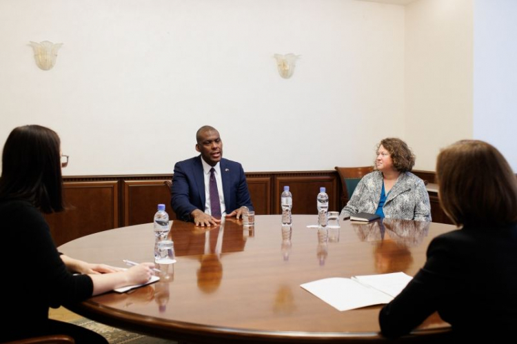Sefa statului l-a primit la Presedintie pe adjunctul principal al ...