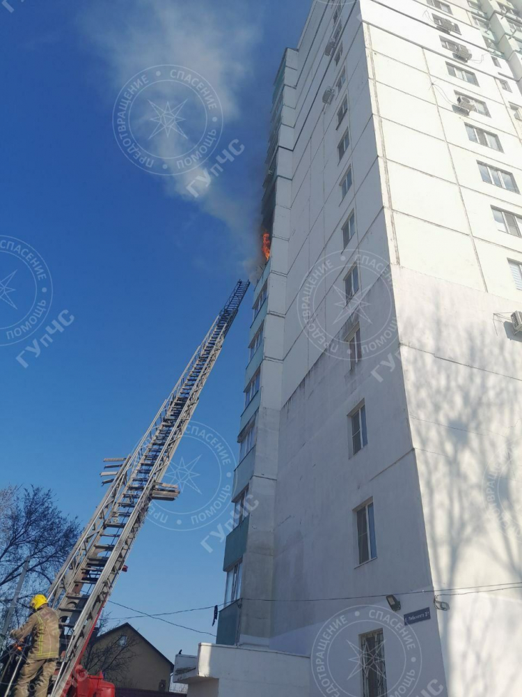 Incendiu in stanga Nistrului. Balconul unui apartament dintr-un bloc de ...
