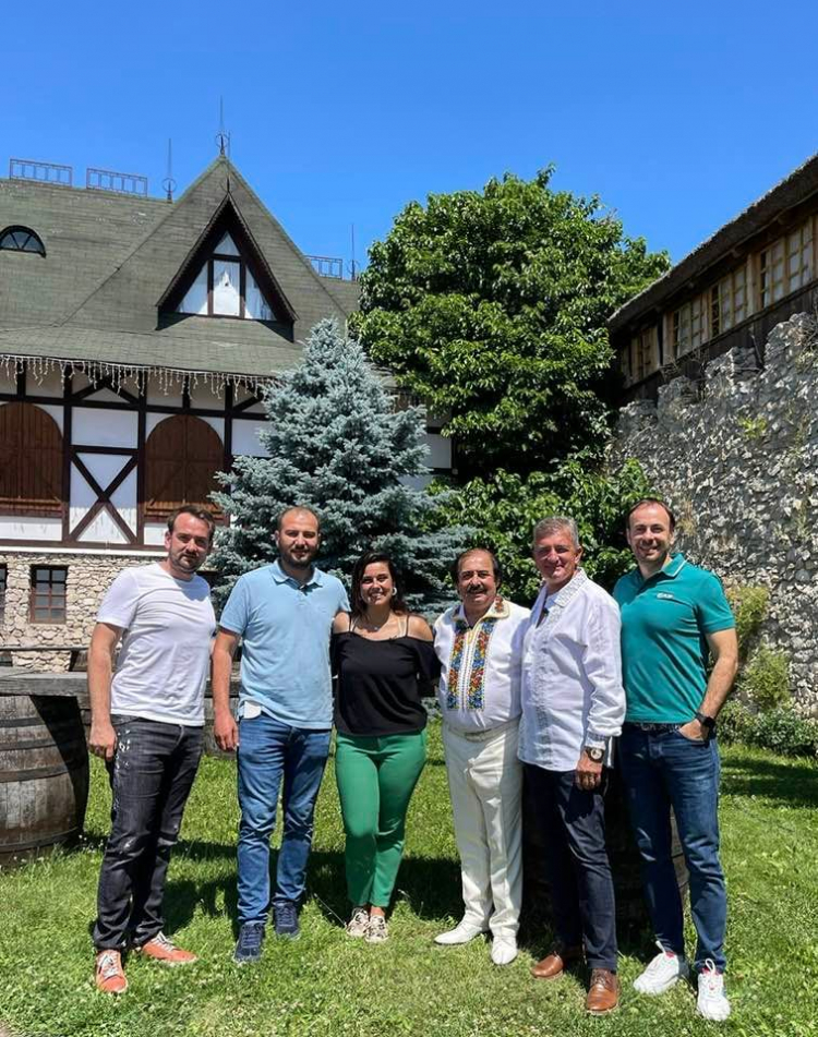 S-au delectat cu muzica buna si vin de calitate! Vezi care a fost ...