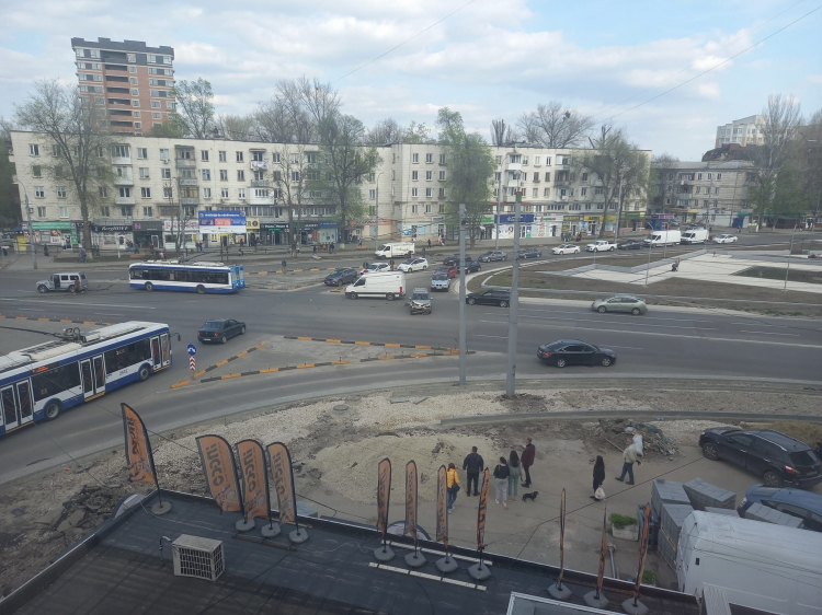 La un pas de tragedie. Doua masini - avariate, dupa ce s-au lovit intr ...