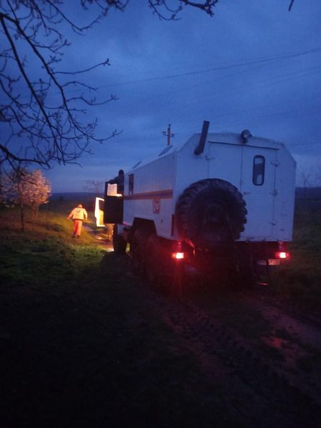 O ambulanta ce transporta un copil la spital a ramas blocata in noroi ... O ambulanta ce transporta un copil la spital a ramas blocata in noroi ...
