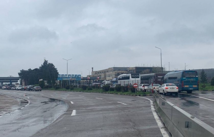 Atentie, calatori. Aglomeratie la frontiera moldo-romana. Mai multe ...