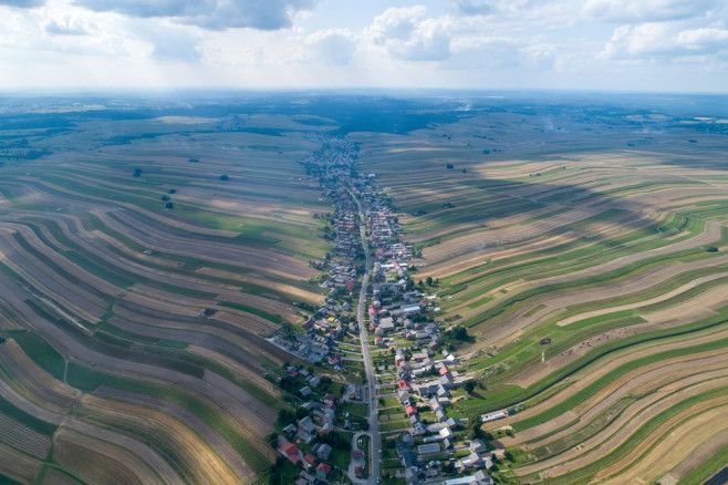 Fotografii virale cu localitatea in care toti cei 6.000 de oameni stau ...