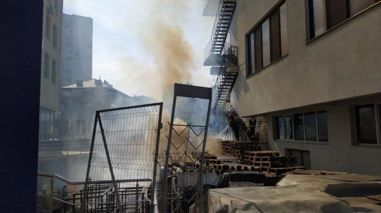 Doua incendii au izbucnit concomitent intr-un subsol si un depozit din ...