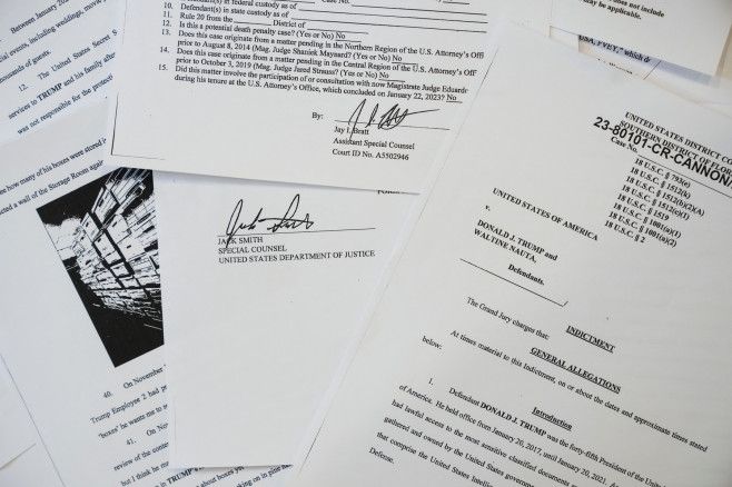 Imagini incredibile cu miile de documente secrete gasite in baia luxoasa cu candelabru a lui ...