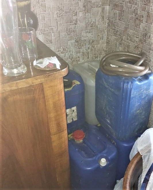 Alcool contrafacut, arme si mai multe cartuse detinute ilegal - gasite ...