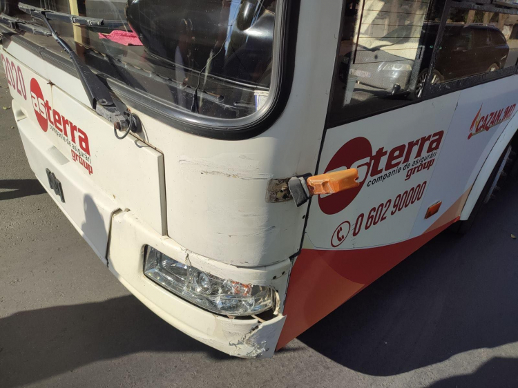 Accident pe o strada din Balti. Un automobil s-a ciocnit cu un ...