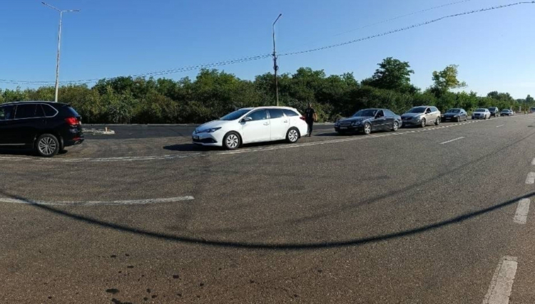 Unii pleaca, altii revin acasa. S-au format ambuteiaje la vama Leuseni ...