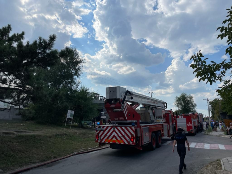 Incendiu de proportii la Ghidighici. Un depozit de 2 mii de metri ...