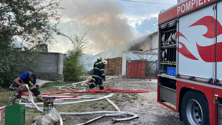 Incendiu de proportii la Ghidighici. Un depozit de 2 mii de metri ...