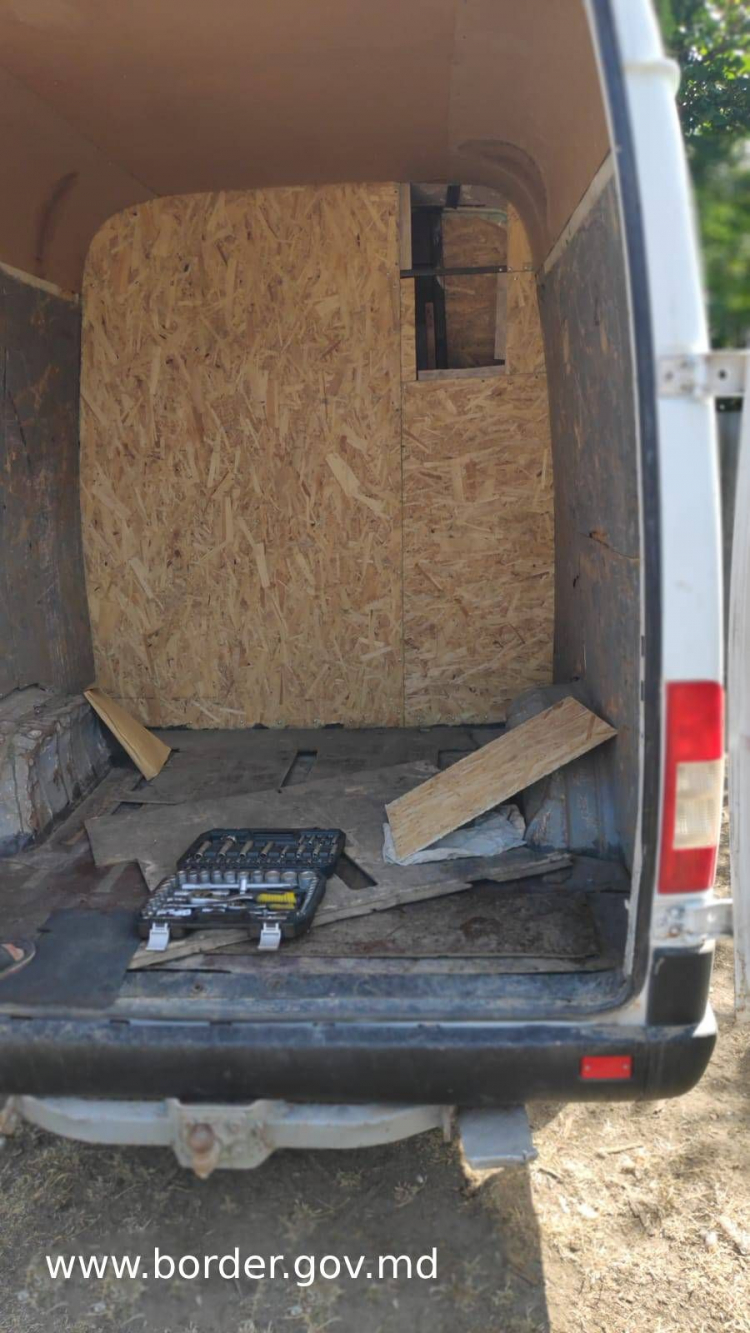 Un microbuz special amenajat pentru transportarea ilegala a migrantilor ...