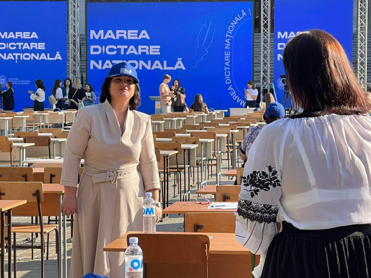 Mese aranjate si oameni pregatiti. In cateva clipe incepe Marea Dictare ...