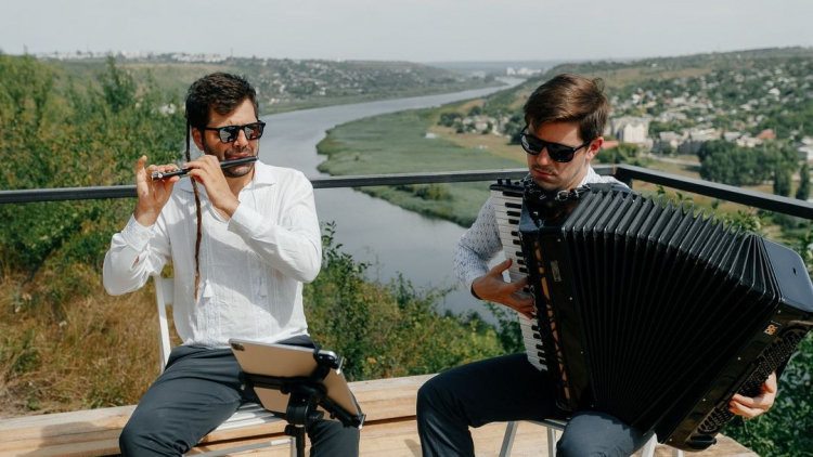La La Play - la a saptea editie! Acordionistul Radu Ratoi si flautistul ...