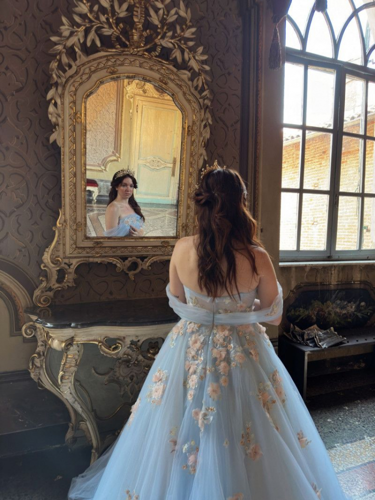 Cum traieste o tanara de 21 de ani intr-un castel medieval de 900 de ...