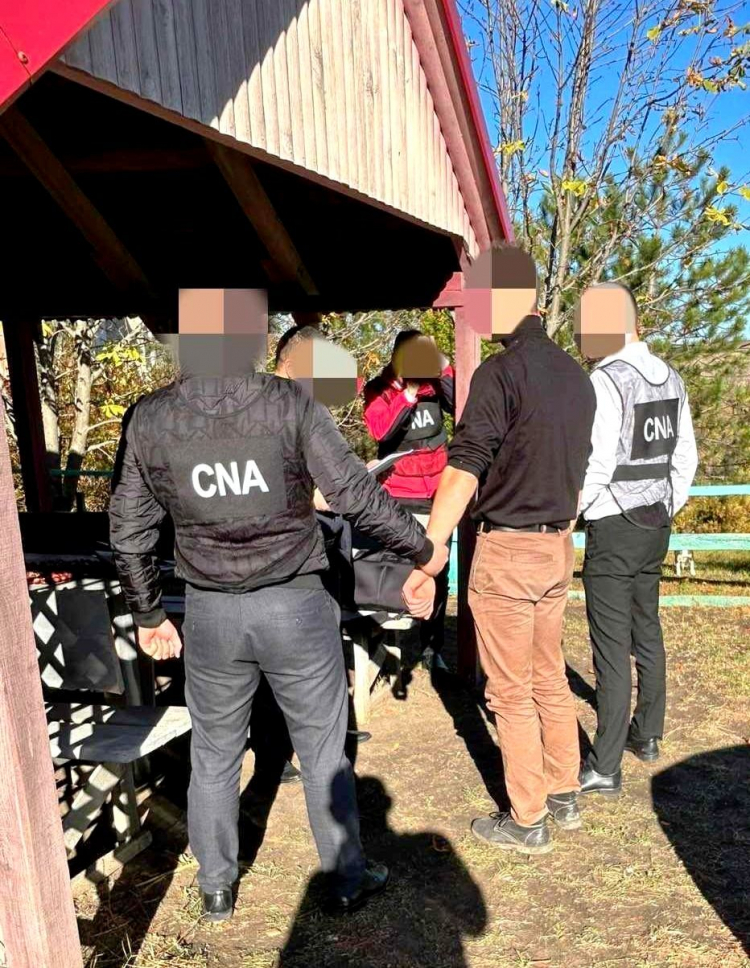 Seful-adjunct al Ocolului silvic din Leova, prins in flagrant de CNA in ...