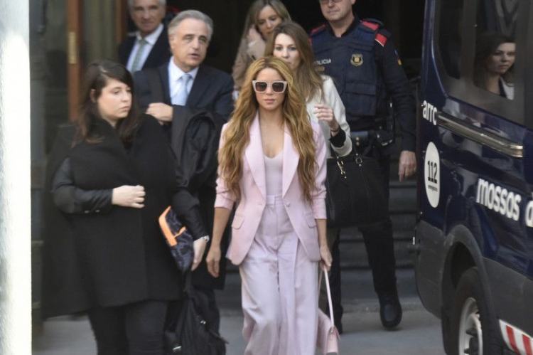 Shakira va plati aproape 8 milione de euro ca sa evite inchisoarea ...