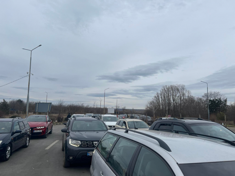 Moldovenii pleaca in vacanta. S-au format cozi kilometrice, la vama ...